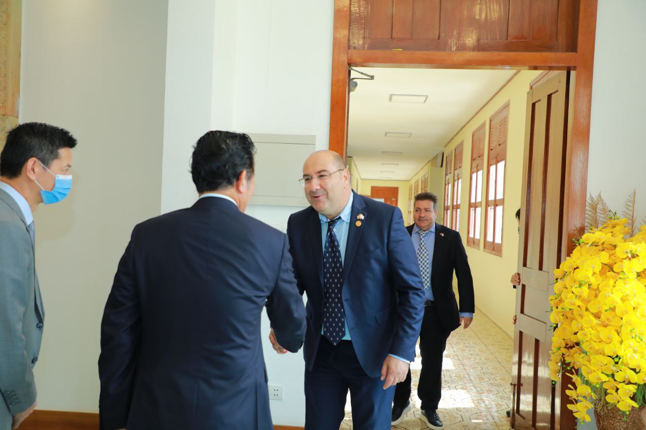 ឯកឧត្ដម ឃួង ស្រេង អភិបាលរាជធានីភ្នំពេញ អញ្ជើញជួបពិភាក្សាការងារជាមួយ ...